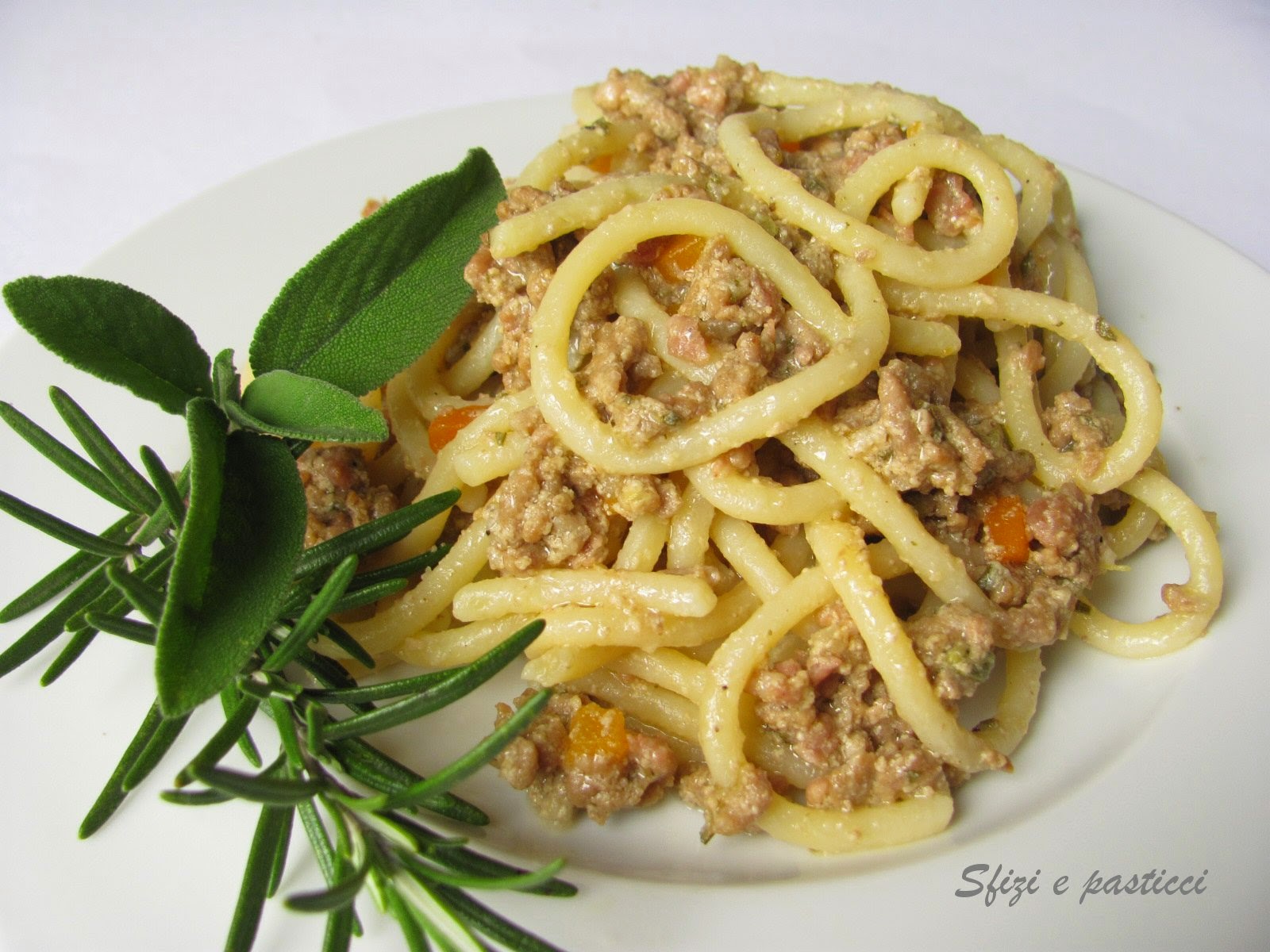 Sfizi e pasticci: Pici con ragù bianco
