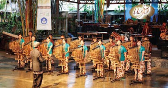 Angklung Udjo, Menikmati Angklung Citra Rasa Masa Kini - Travelgad.net