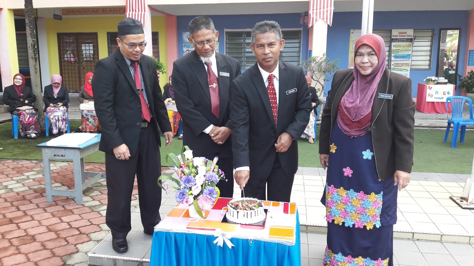 SK Tok Randok: Kejutan Hari Lahir Tuan Guru Besar Mohd Rawi Bin Rani ...