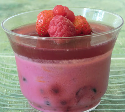 Verrine aux fruits rouges et à la gelée de fraises et de canneberges ...
