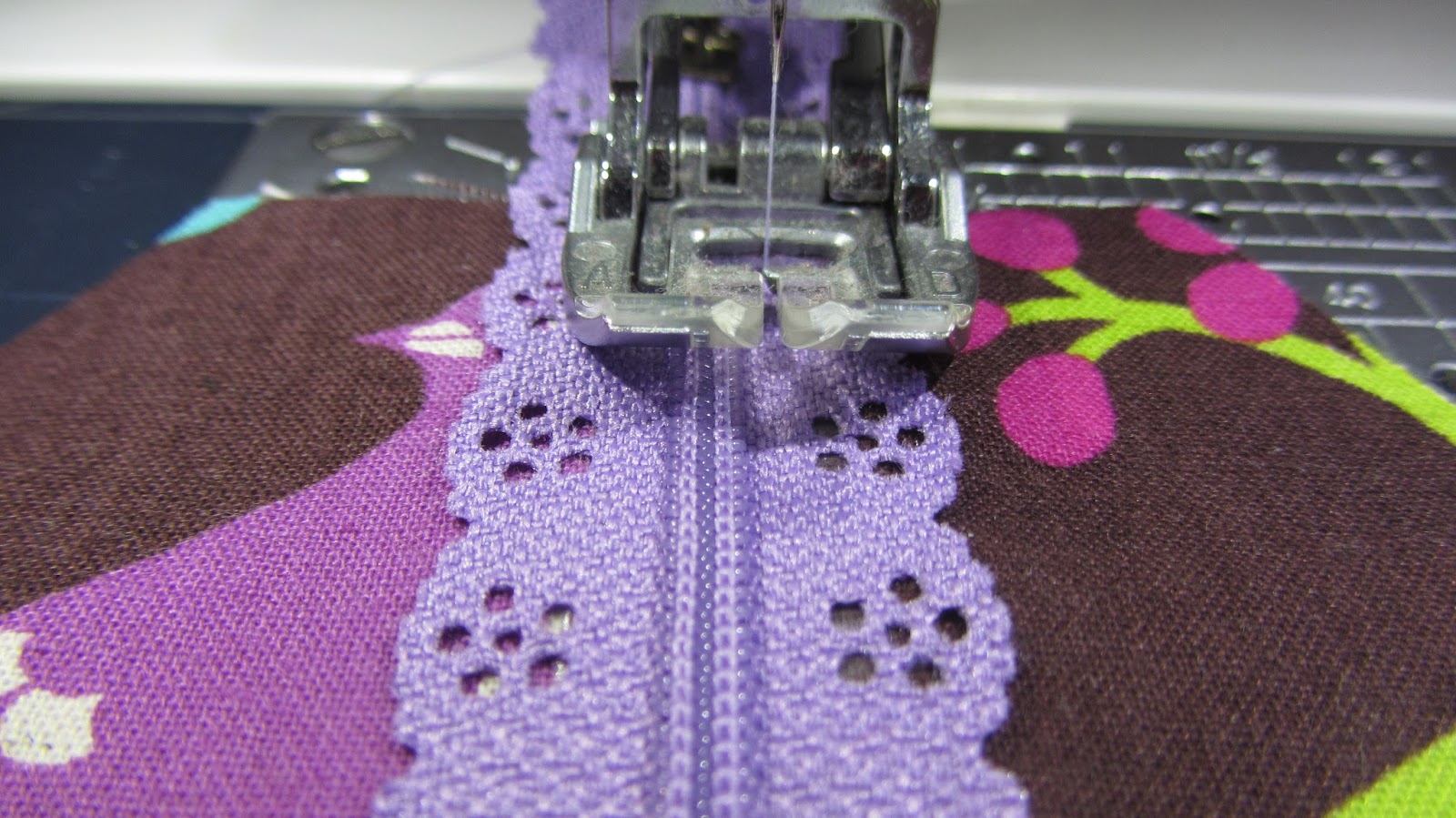 Fishkopp : Hexagon pouch with (lace) zipper based on Moda honeycombs