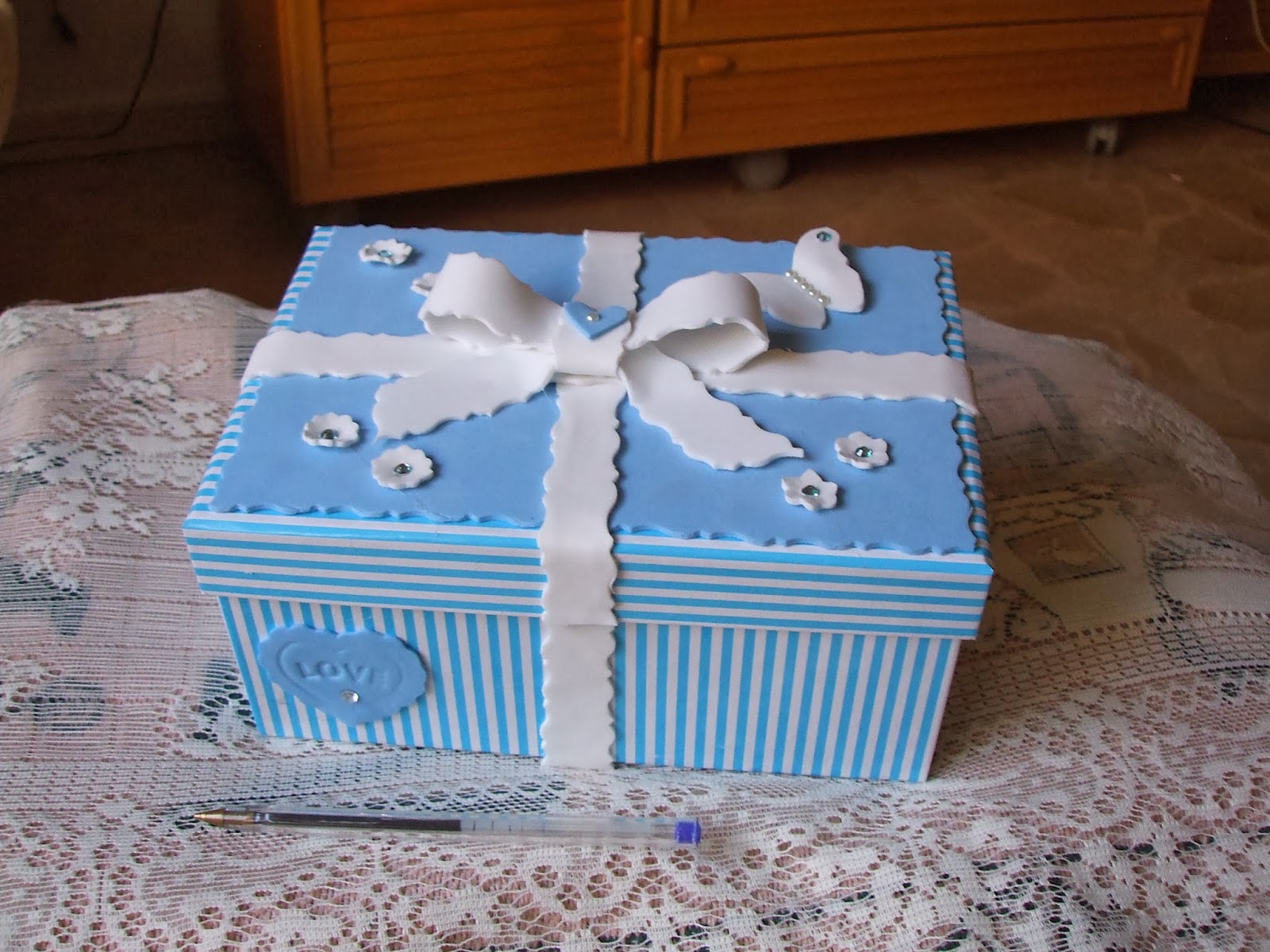 ARTE EN TU DIA: Caja decorada como un regalo