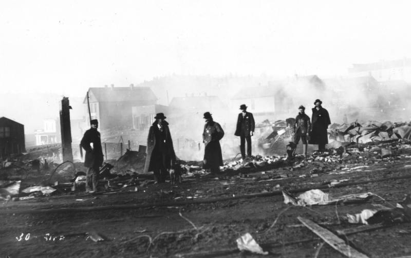 40 Rare Vintage Photographs of Two Fires That Nearly Decimated Cripple ...