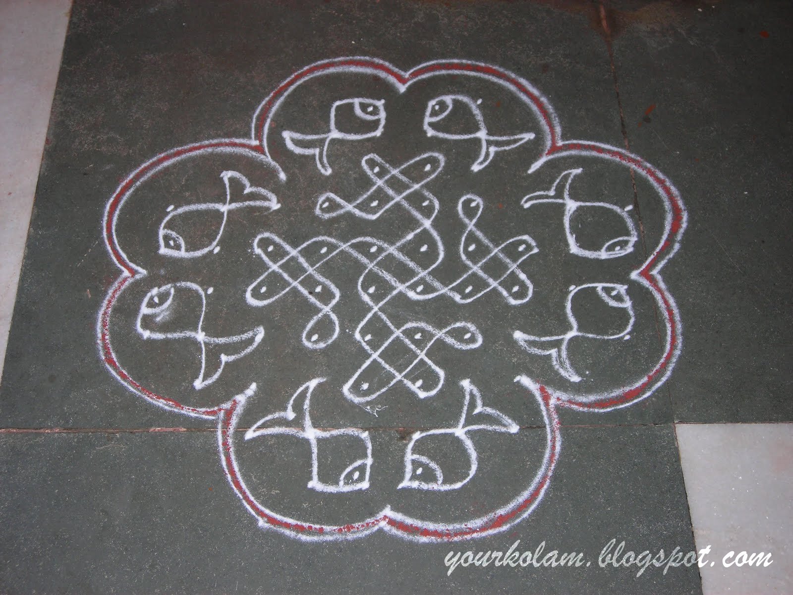 அழியாத கோலம்/ ముగ్గులు / रंगोली : Fish kolam