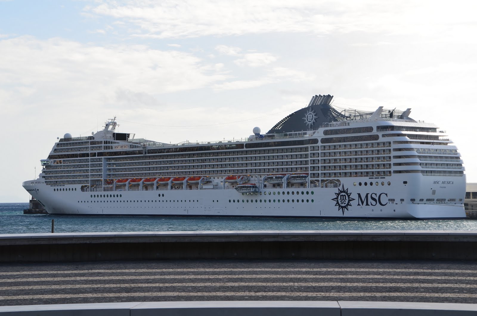 CLUBE DE ENTUSIASTAS DE NAVIOS: MSC MUSICA no porto do Funchal