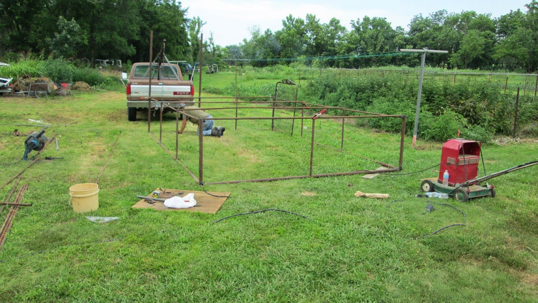 Adventures of a Middle Creek Road truck farmer: I Built a Pig Tractor