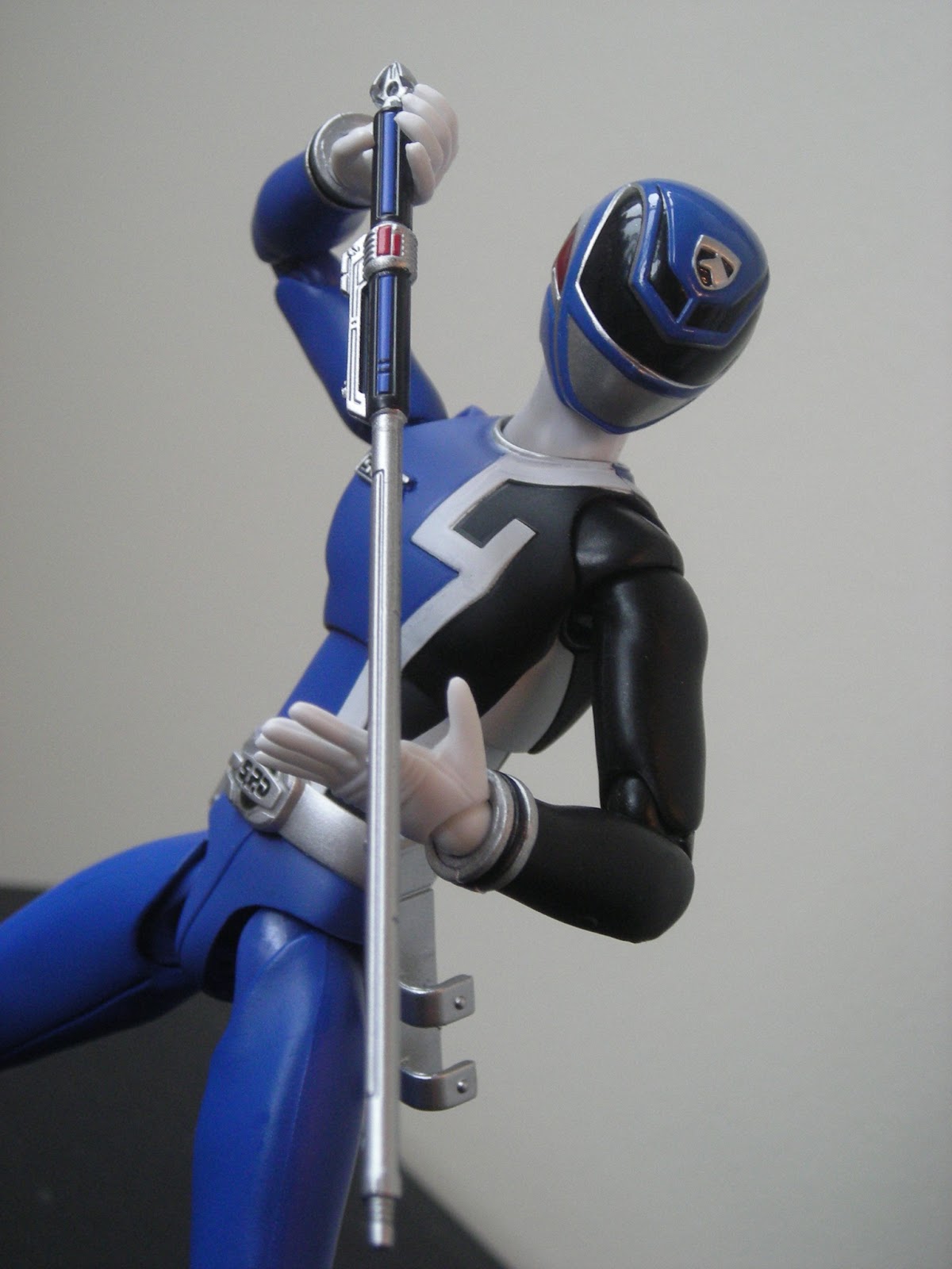 My Shiny Toy Robots: Toybox REVIEW: S.H. Figuarts Deka Blue