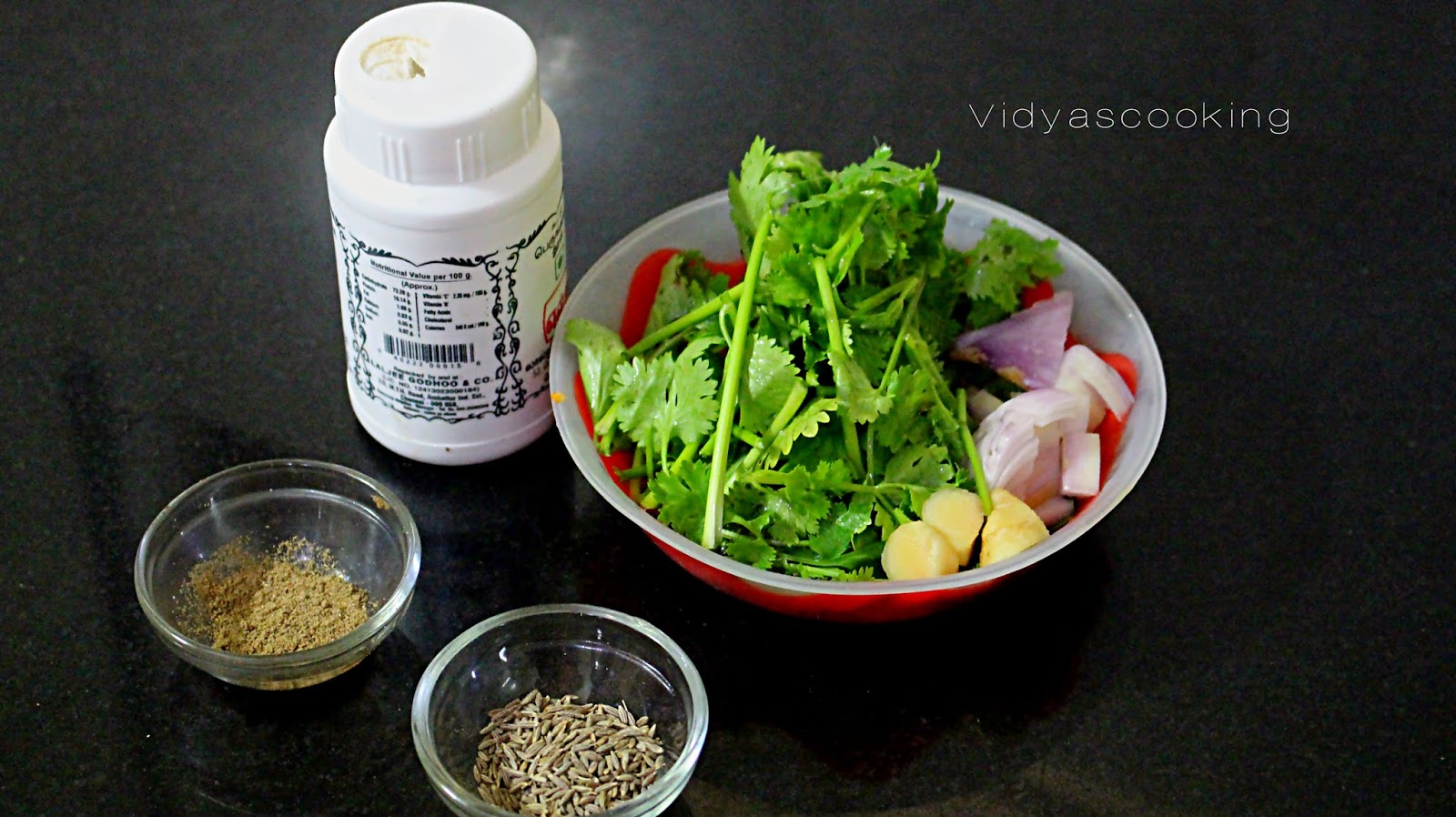 Basics of Indian Cooking: Coriander/Kothamalli Chutney Recipe for Chaats