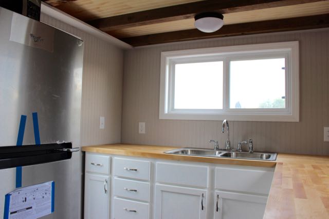 TINY HOUSE TOWN: Manor Grey Relax Shack Tiny House