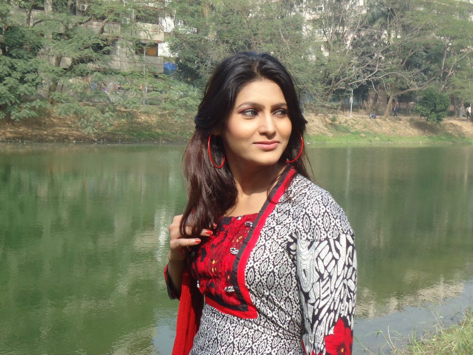 Lifestyle of Dhaka: Model Wahida Rahi Photo Shoot at Dhanmondi Lake