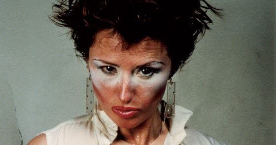 1 min 1 image: Isabel Cruz