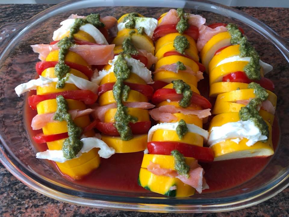 Gevulde gele courgettes met gerookte zalm, mozzarella op Tomatensaus