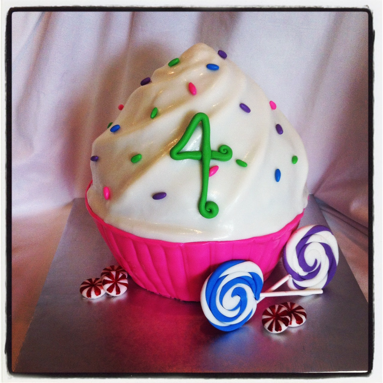 Simply Delicious Cakes: Cupcake cake!