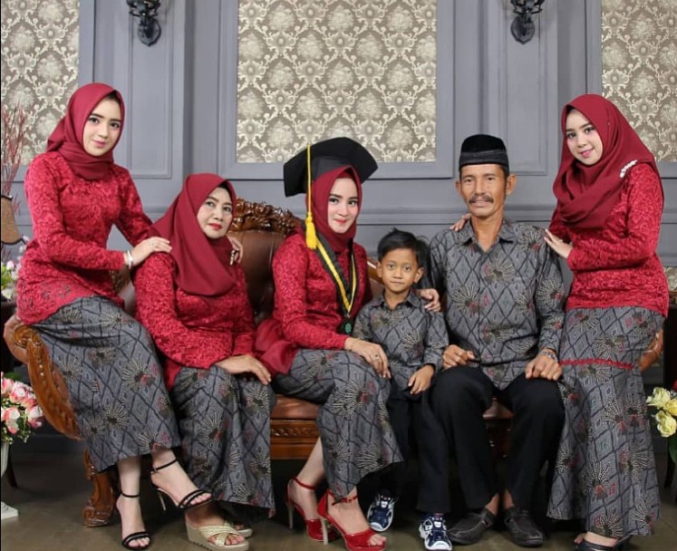 20 Inspirasi Model Gaun Wisuda Paling Elegen dan Cantik 2019 | Fashion ...