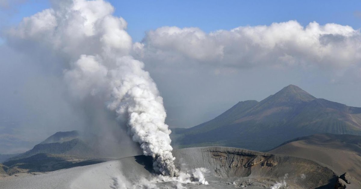 Sciency Thoughts: Eruption on Mount Shinmoedake, Kyūshū Island, Japan.
