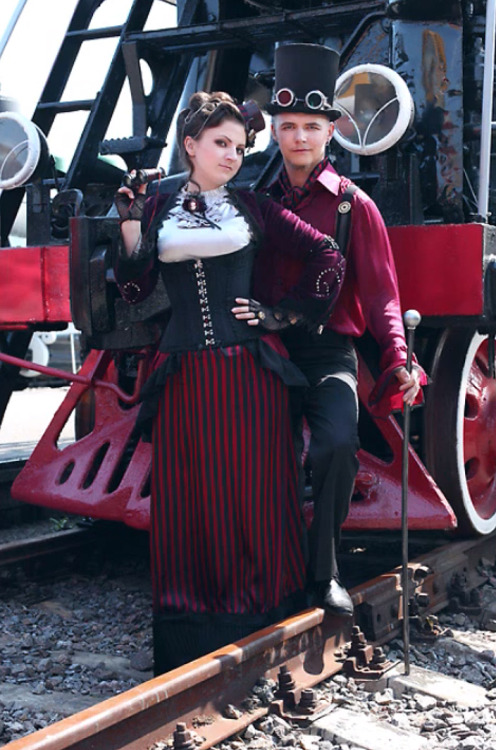 Steampunk Fashion Guide: Steampunk Couple in Magenta and Black