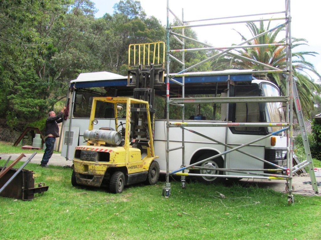 Robbiebago Adventures: Bus Conversion: Lifting the roof