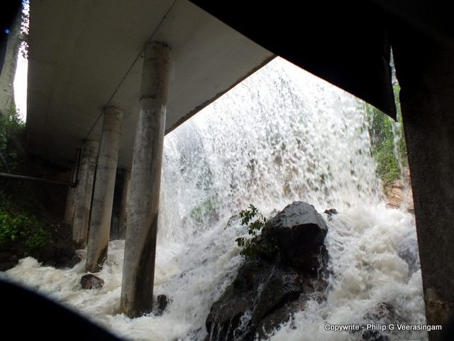philipveerasingam: Waterfall in the heart of Kandy town, Sri Lanka.
