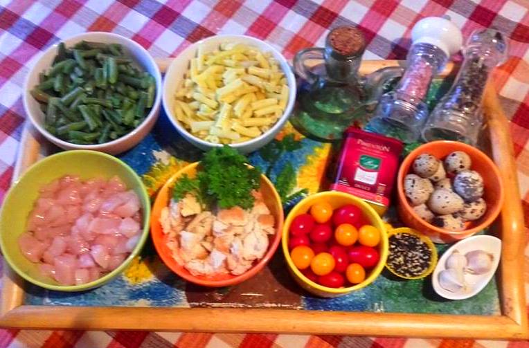 VIAȚA ÎN JURUL CRATIȚEI CU VASILICA: SALATA CALDA CU PIEPT DE PUI ...