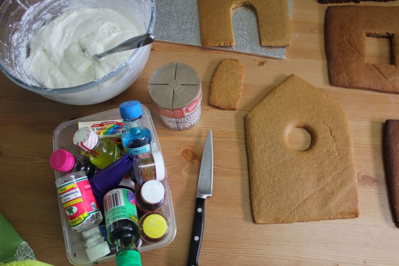 Green Gourmet Giraffe: How to make a gingerbread house