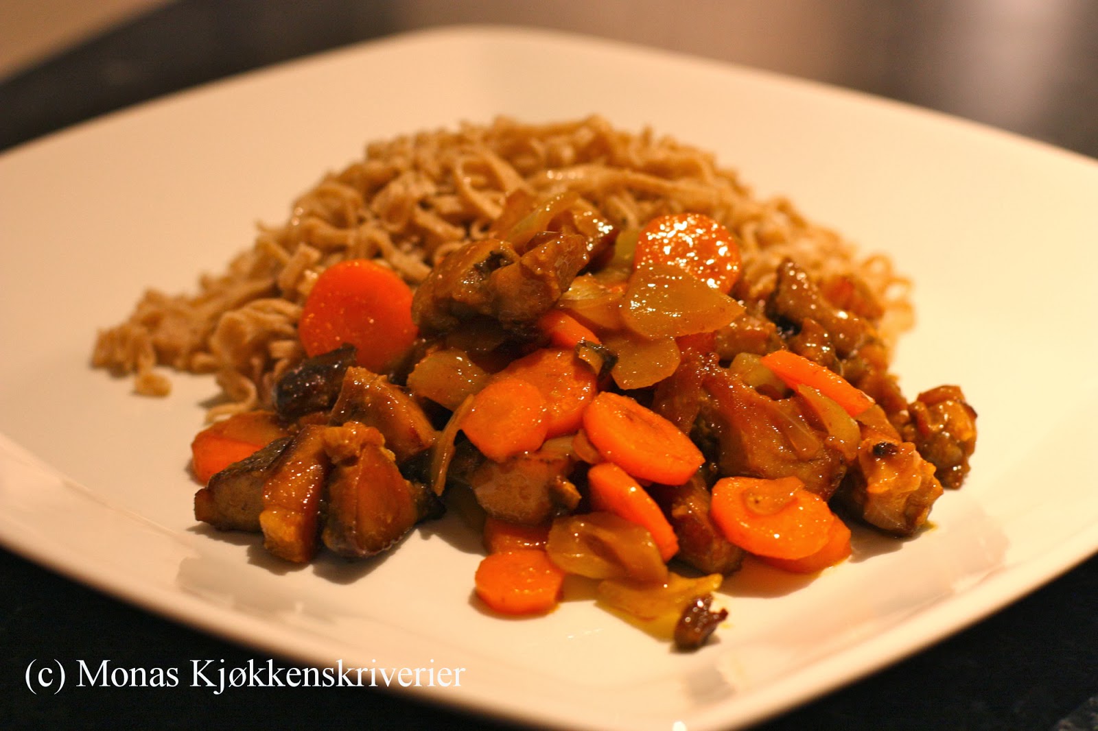 Monas Kjøkkenskriverier: Smakfull asiatisk ribbe-wok med nudler