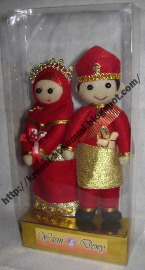 Boneka Berpasangan Busana Adat Nasional Indonesia / a Pair of Dolls ...