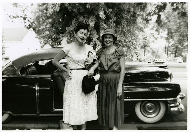 50 Cool Snaps Show How to Smoke Like the 1950s Ladies ~ Vintage Everyday