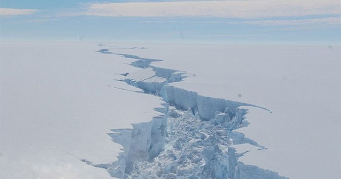 A giant, trillion-tonne iceberg has just broken away from Antarctica