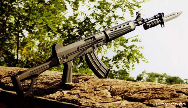 Defensa y Armas: Fusil de asalto: QBZ-03 (China)