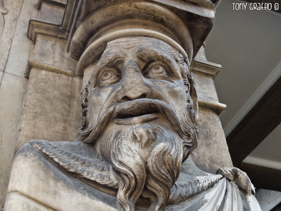 I frammenti di cultura di Tony Graffio: Due satiri giganti in via della ...