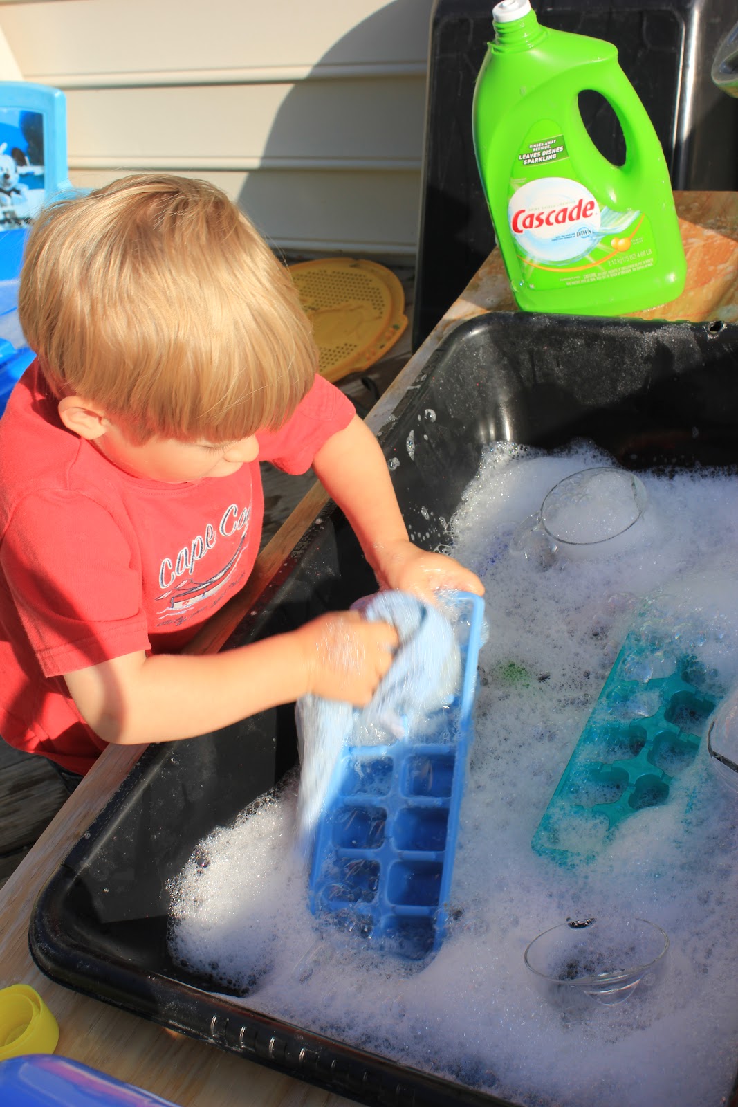 Momma's Fun World: Recycled dish washing sensory fun