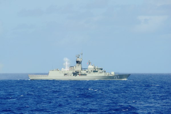 DEFENSE STUDIES: HMAS Perth Tests Air Warfare Weapons During RIMPAC 2012
