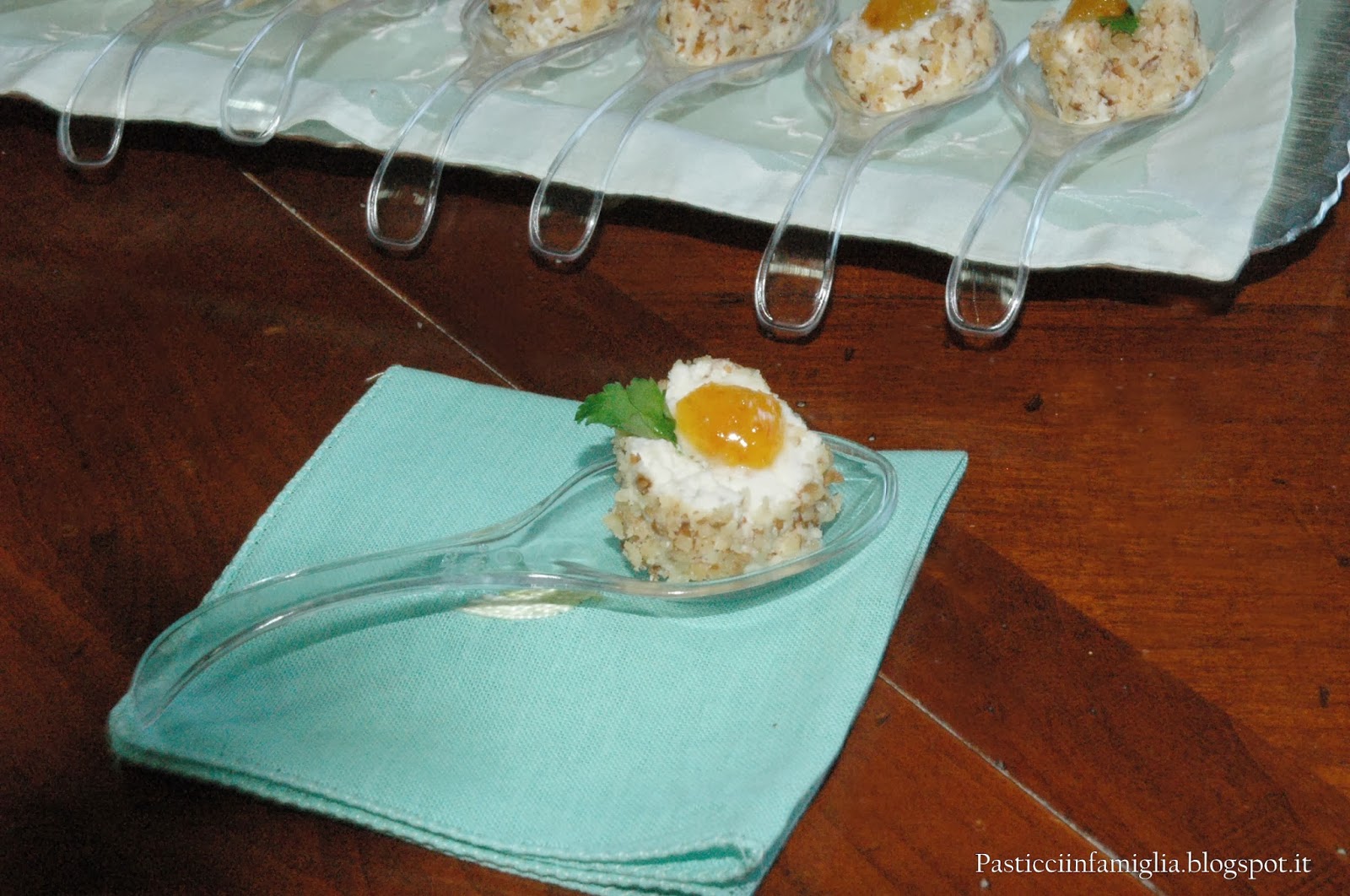 Pasticci in Famiglia: Tronchetti di formaggio e noci al cucchiaio