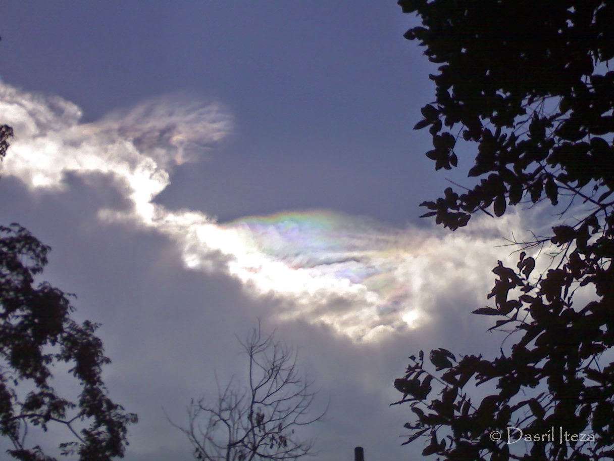 Indahnya Awan Pelangi (rainbow clouds) di langit sore