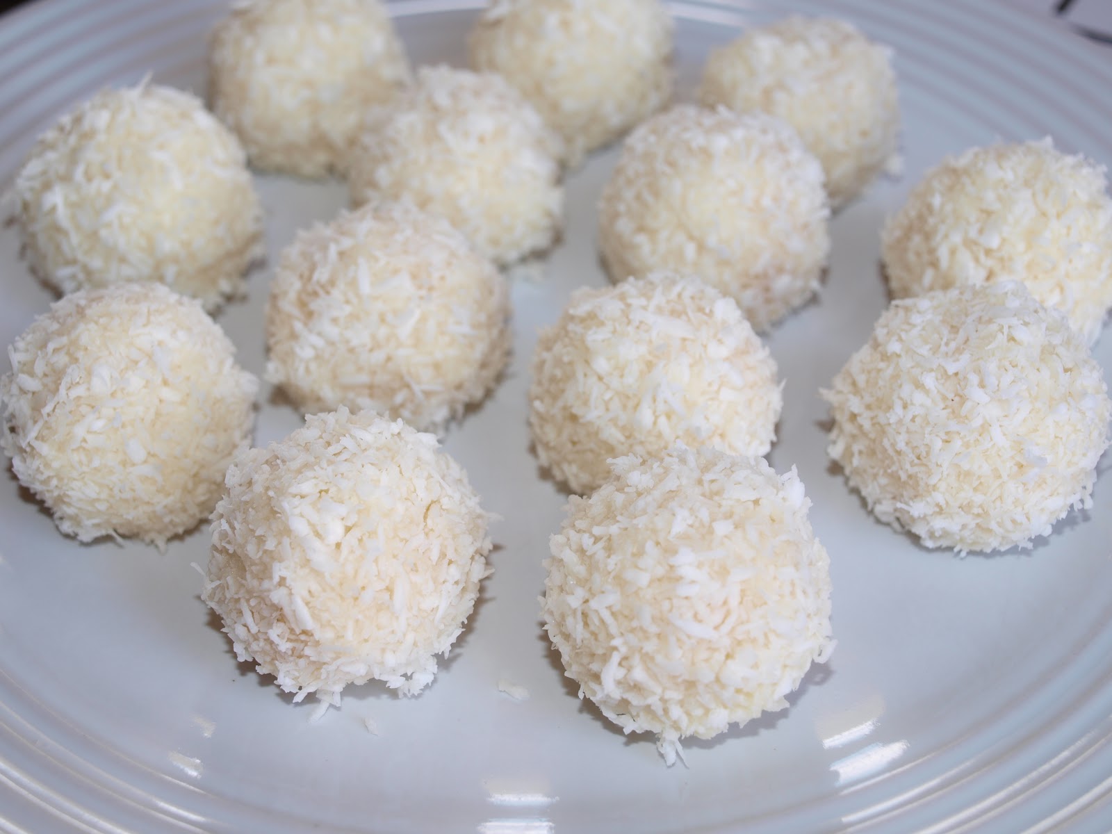 baltoje lėkštėje: Saldainiai Rafaelo