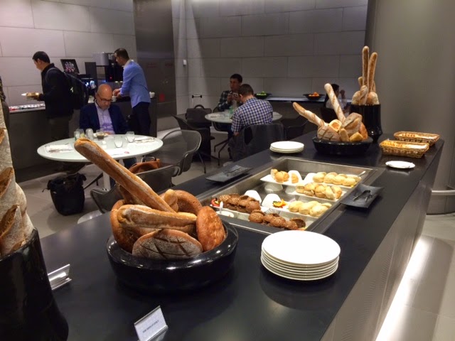 Qatar Airways Privilege Club Gold / Silver Lounge Hamad International ...