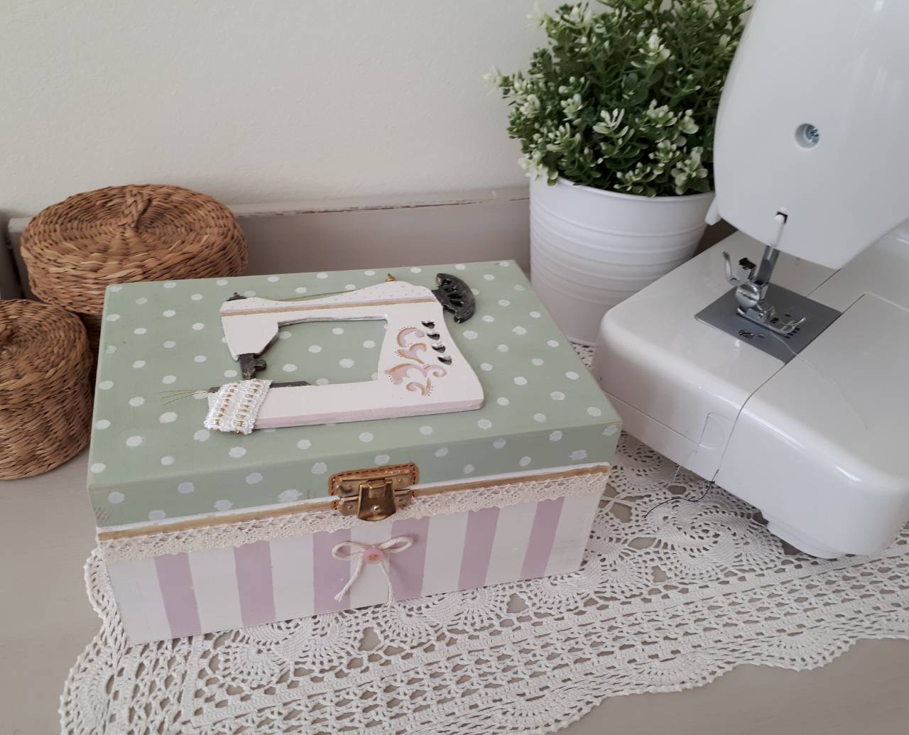 Ioustina's Creations: ΧΕΙΡΟΠΟΙΗΤΟ ΞΥΛΙΝΟ ΚΟΥΤΙ ΡΑΠΤΙΚΗΣ