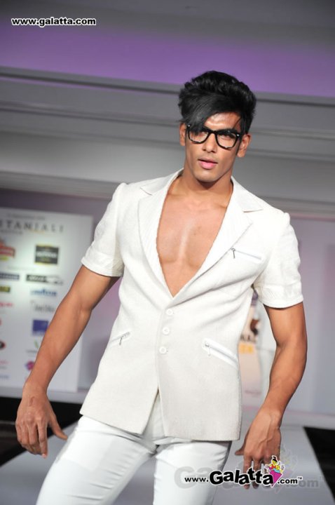 Shirtless Bollywood Men: Taher Ali