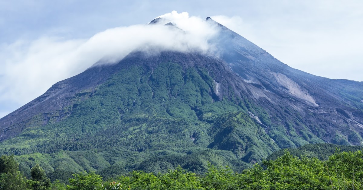 Farhhaezeee: Alasan Kenapa Naik Ke Puncak Gunung Merapi Itu Terlarang