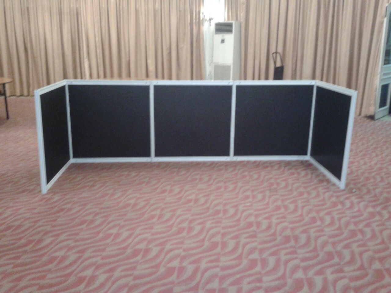 Sewa Meja R8, Meja Display, Stand R8, Fitting Room, Panel Photo ...