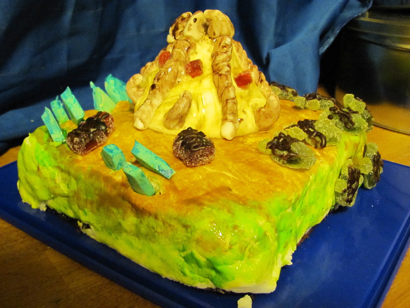 Cartoon Kirsty Cooks...: How to Make a Zerg base Starcraft Cake