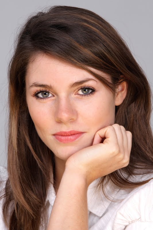 FuNGosSiP - CeLBs: Bold & Beautyful Alison Carroll Pics Galary