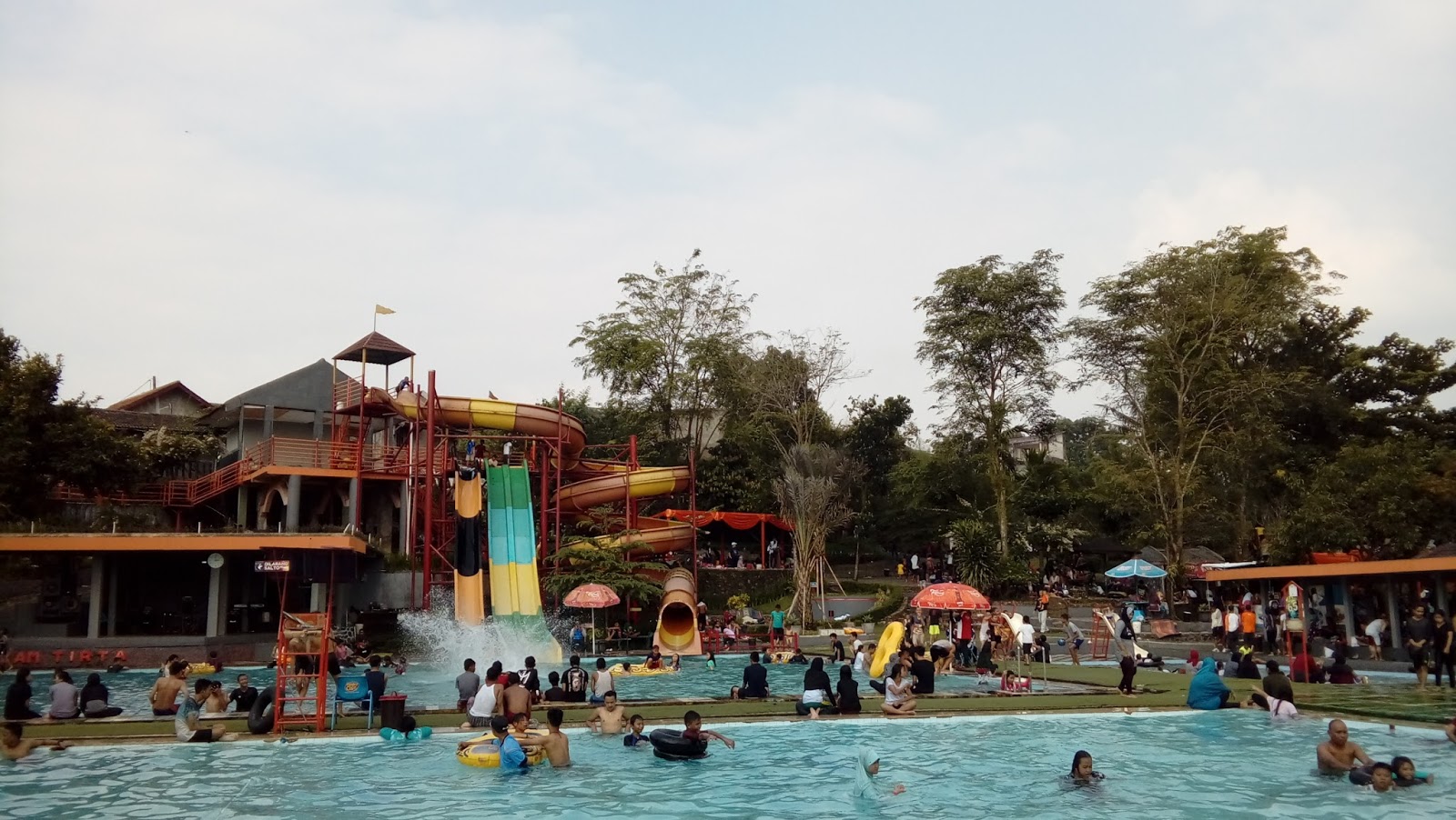 Bermain Air di Zam-zam Tirta