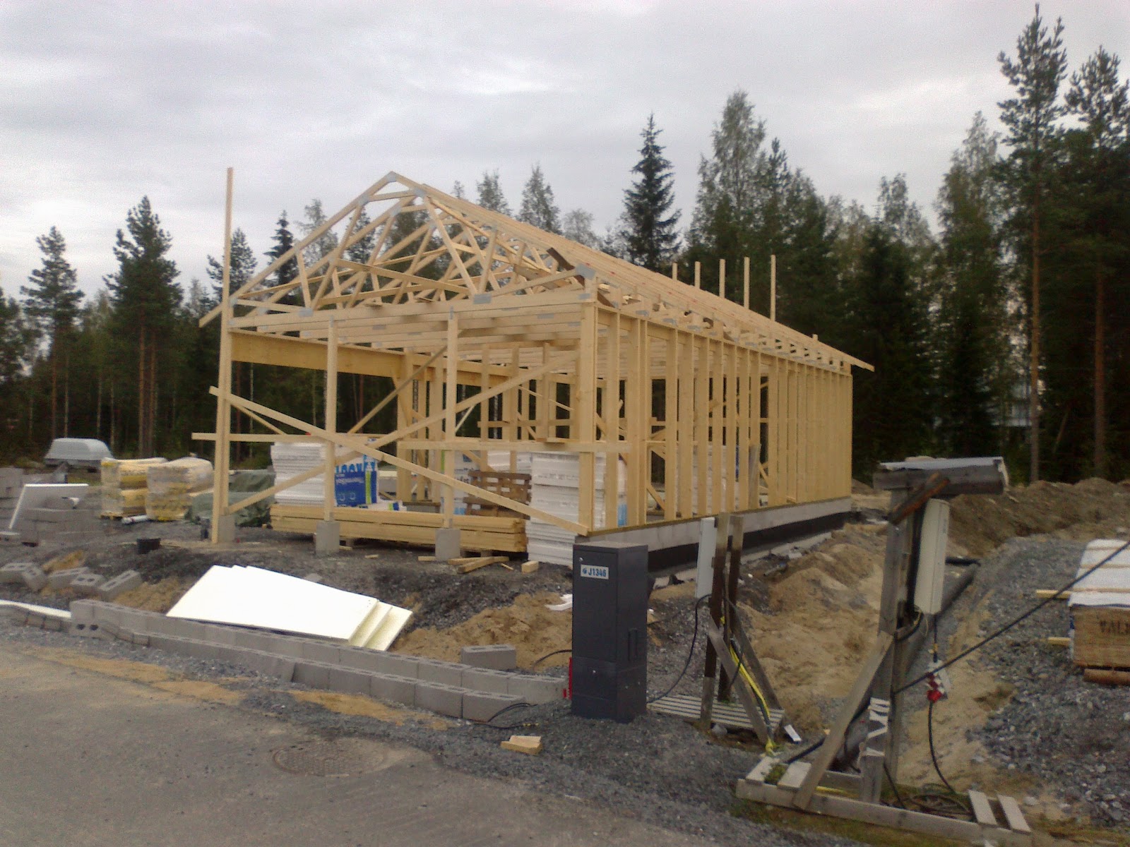 Meidän toinen rakennusprojektimme: Autotallin rungon pystyttäminen, 3 ...