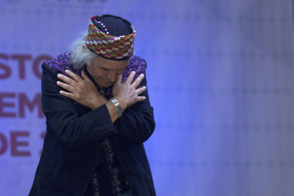 Festival de Poesía: Las Lenguas de América: Poeta Humberto Ak'abal deja ...