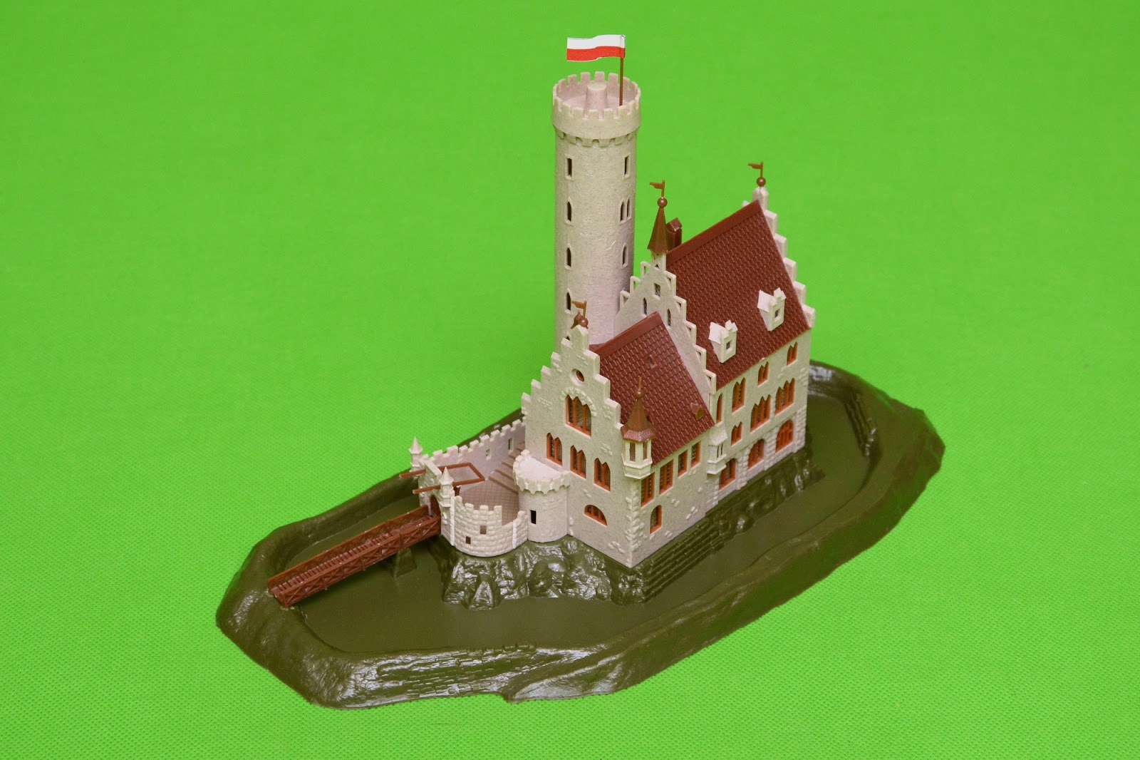 My Miniature Worlds: Faller 232242, N-scale moated castle