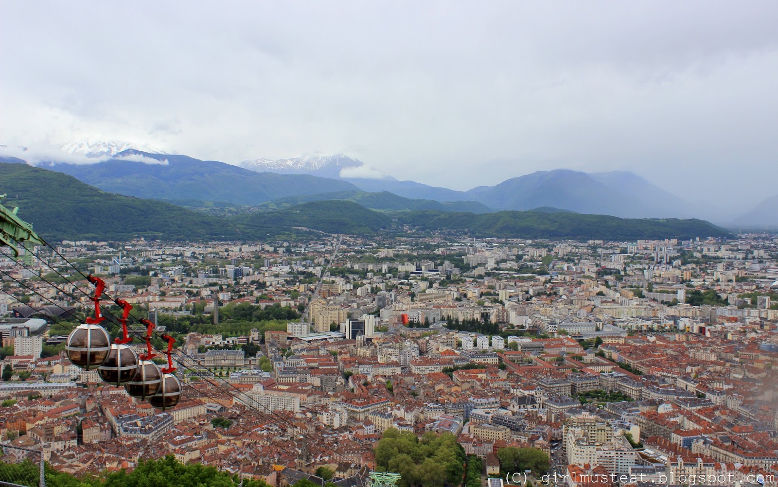 Girl must eat...: Grenoble, France