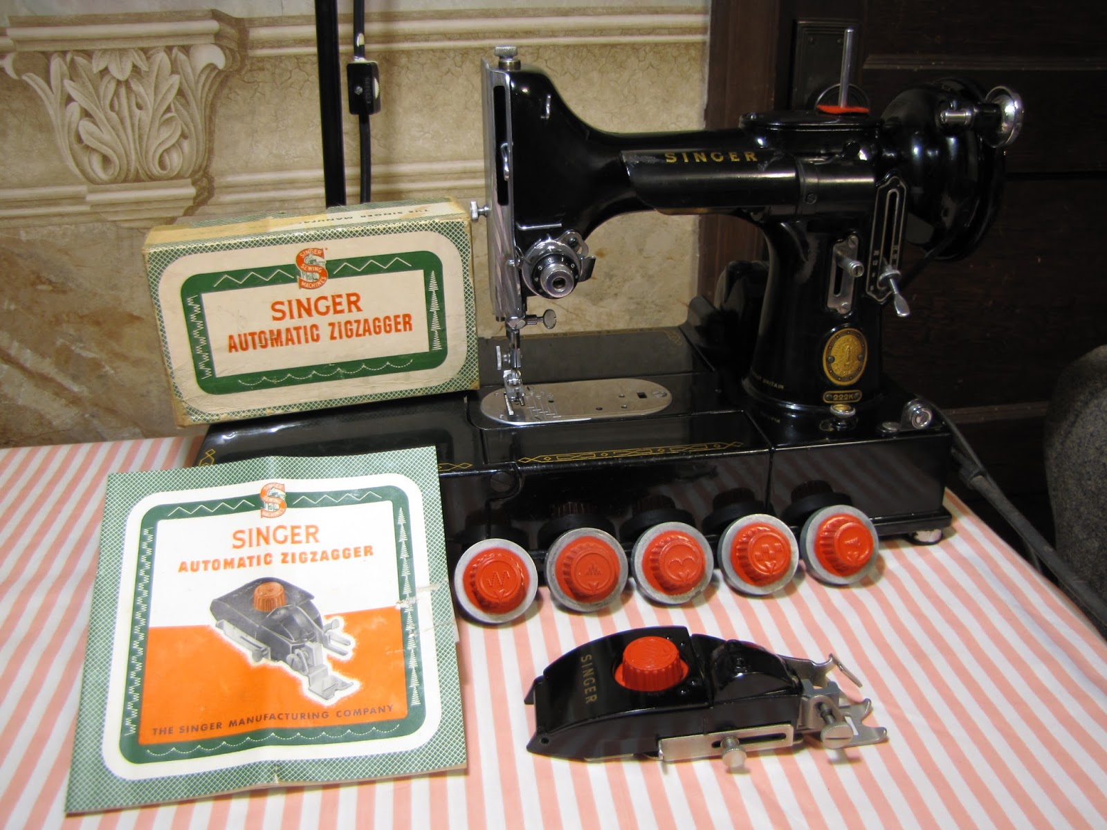 SINGER 127 or 27 VIBRATING SHUTTLE TREADLE SEWING MACHINE