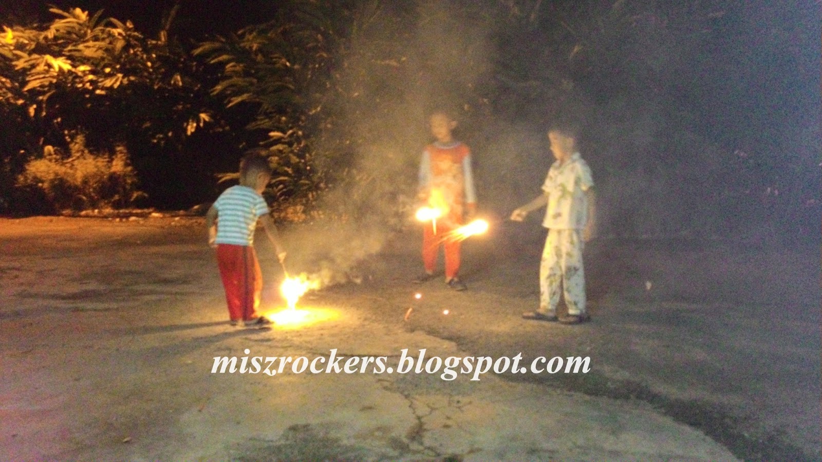 KEMERIAHAN RAYA MESTI ADA BUNGA API DAN DUIT RAYA | Ceritera Si Gadis Biru