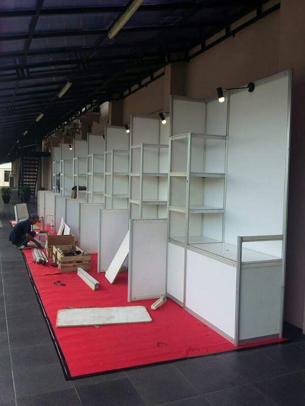 Jual dan sewa meja display r8 - Partisi pameran 085319185446